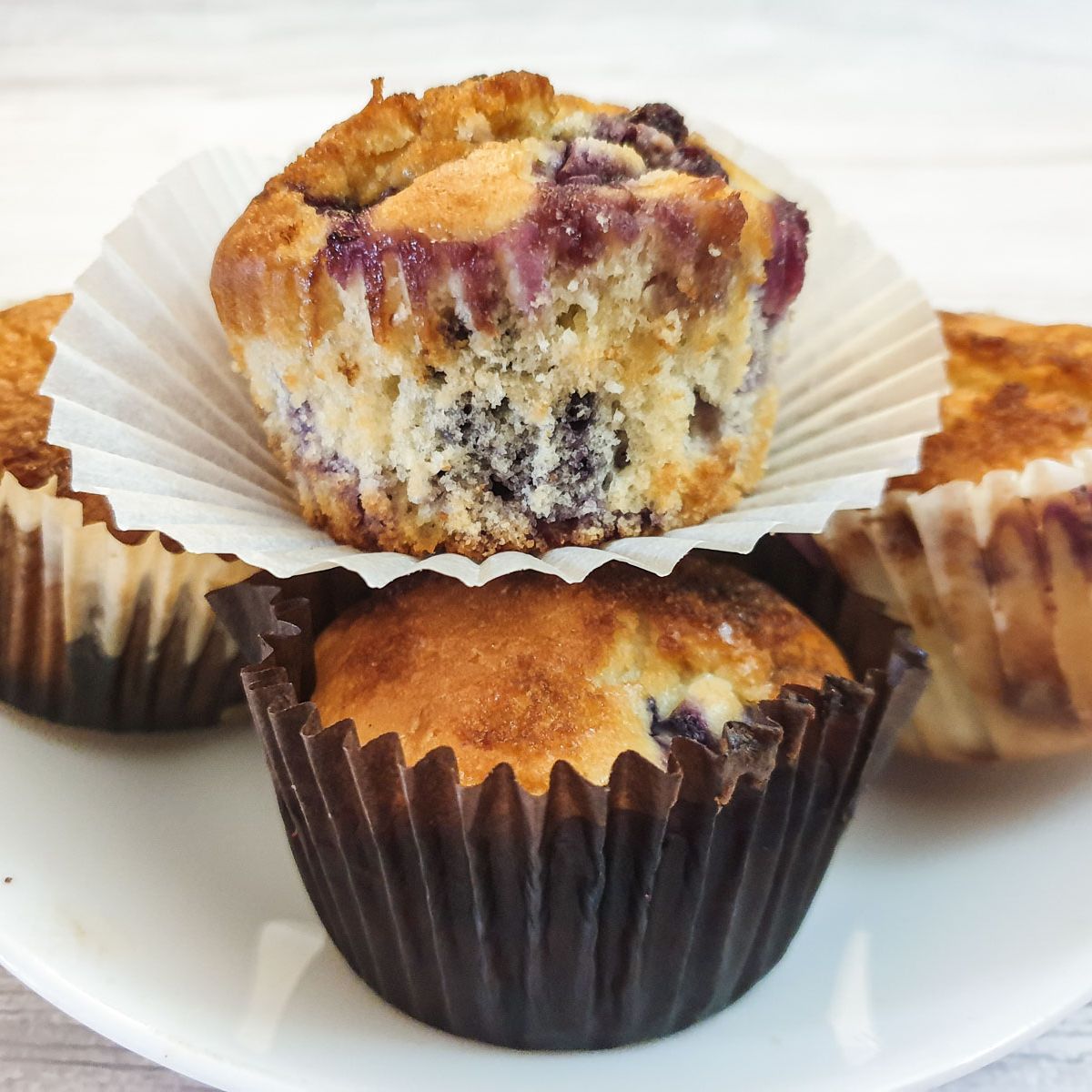 Easy blueberry muffins with a crunchy topping