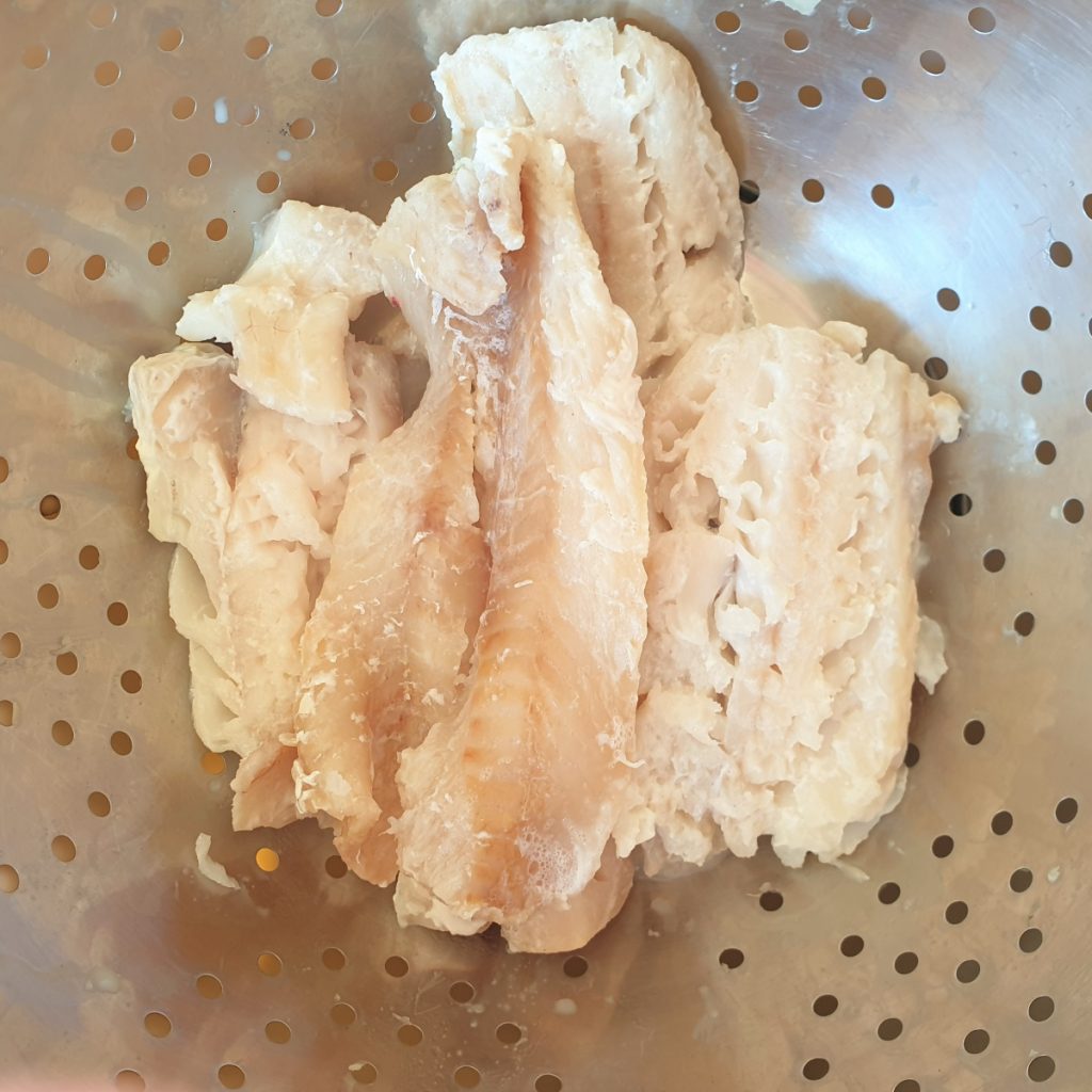 Easy homemade fish cakes with a crispy coating - Foodle Club