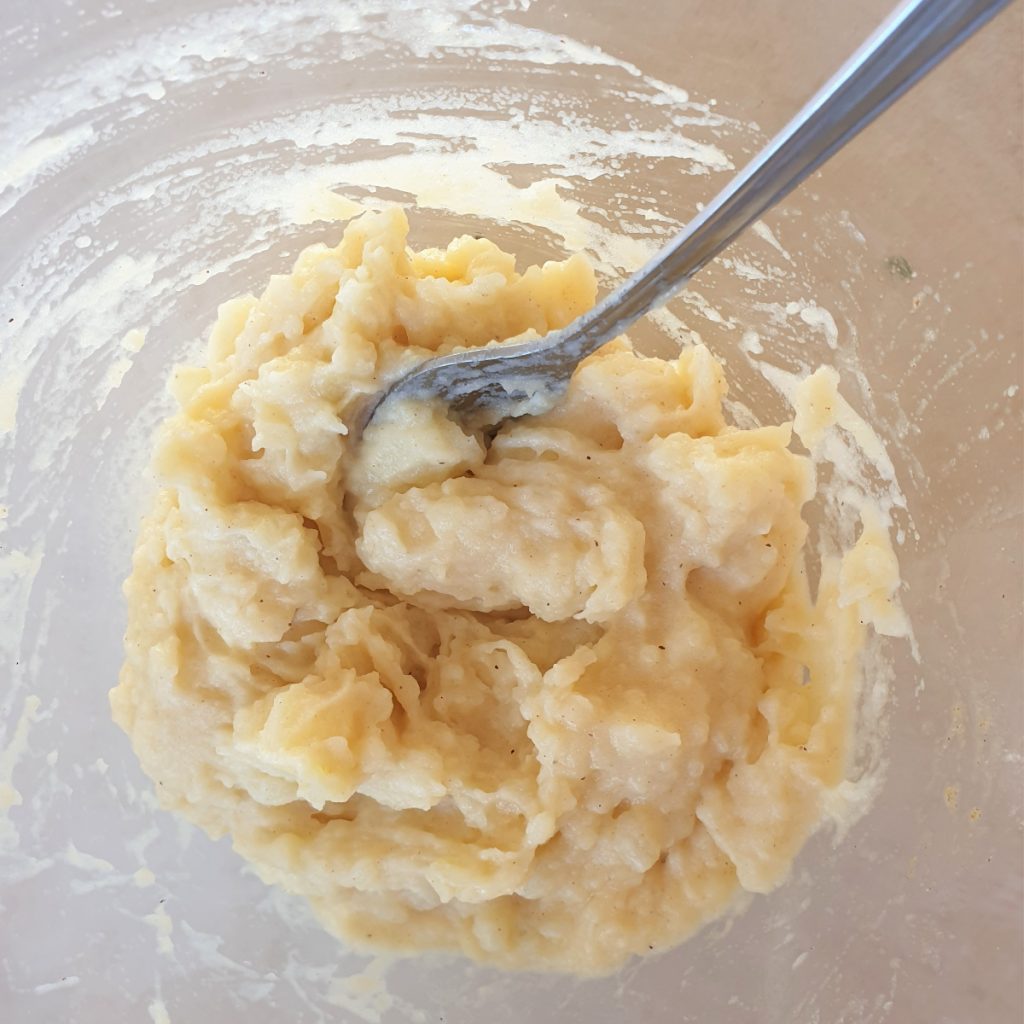 Easy homemade fish cakes with a crispy coating - Foodle Club