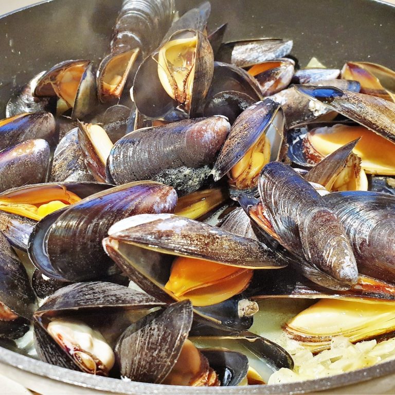 Fresh mussels in a creamy garlic sauce - Foodle Club