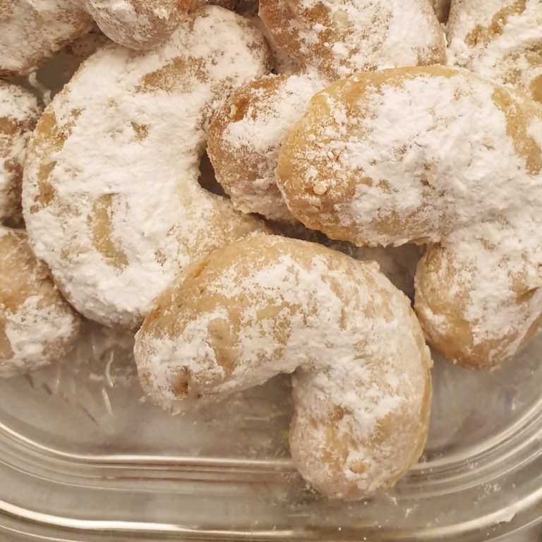 Walnut crescent cookies (Vanillekipferl) - Foodle Club