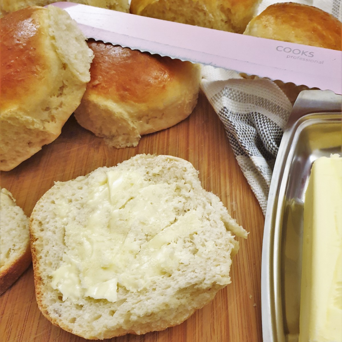 No-knead soft dinner rolls - so quick and easy - Foodle Club