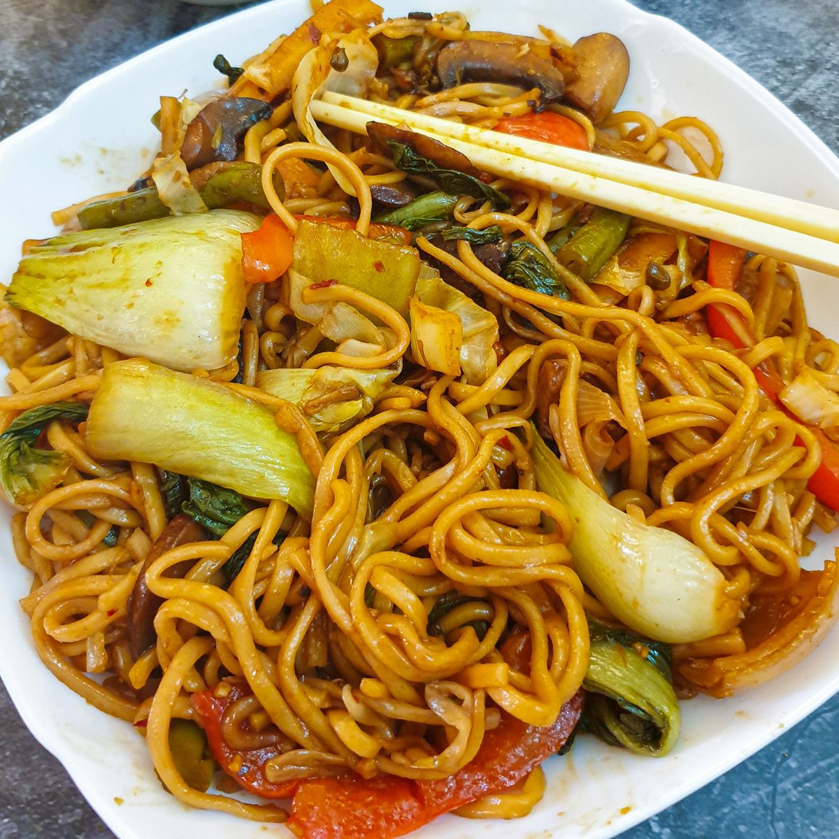 Quick and easy vegetable lo mein - Foodle Club