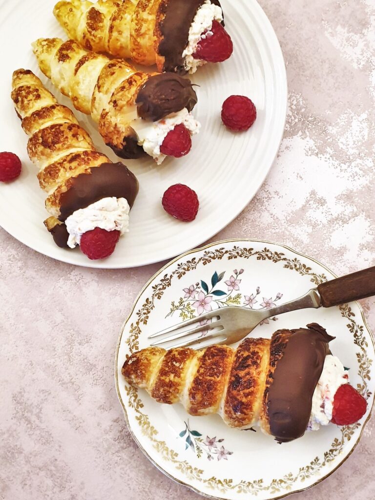 Raspberry cream horns with dark chocolate - Foodle Club