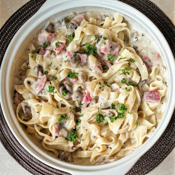 Ham and Mushroom Tagliatelle with Black Pepper Sauce - Foodle Club