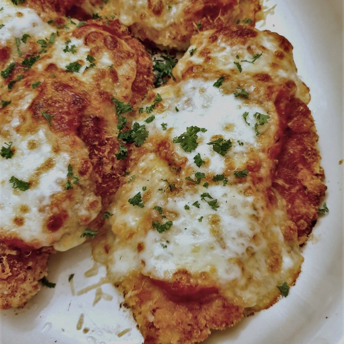 Crispy chicken parmesan with marinara sauce - Foodle Club