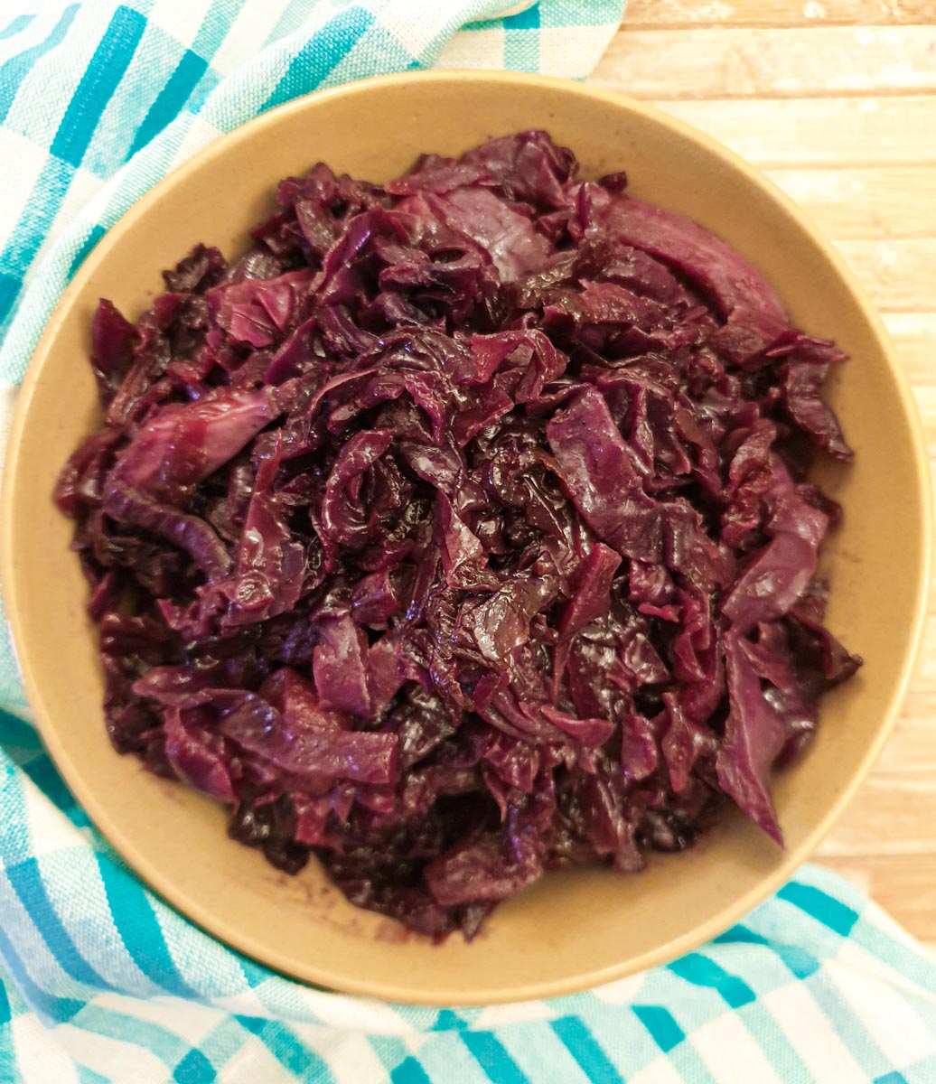 Spicy braised red cabbage with apple and onion - Foodle Club