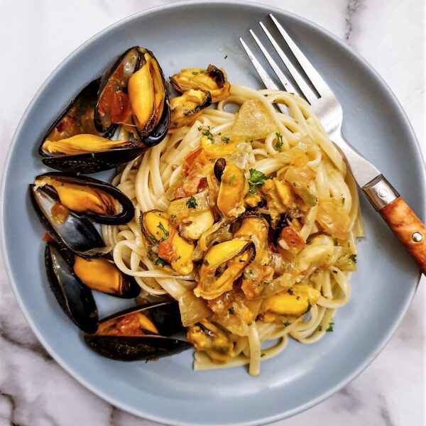 Fresh mussels with pasta in tomato sauce - Foodle Club