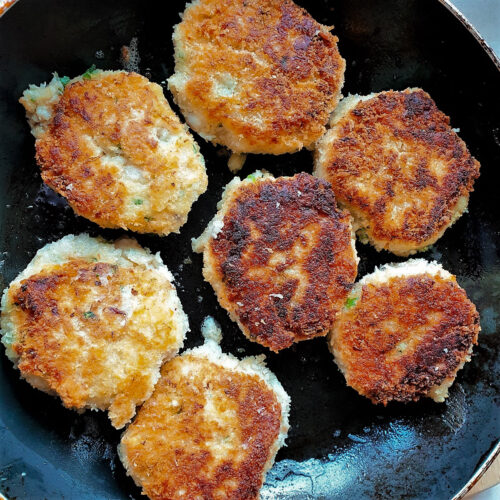Easy homemade fish cakes with a crispy coating - Foodle Club