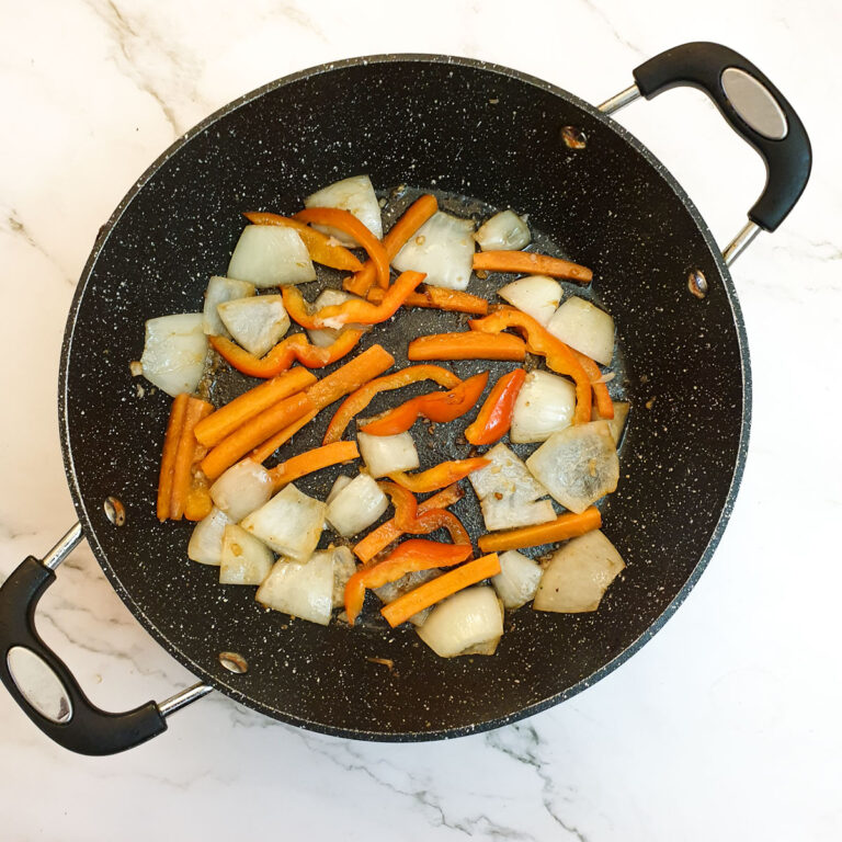 Duck in garlic sauce with vegetables - Foodle Club