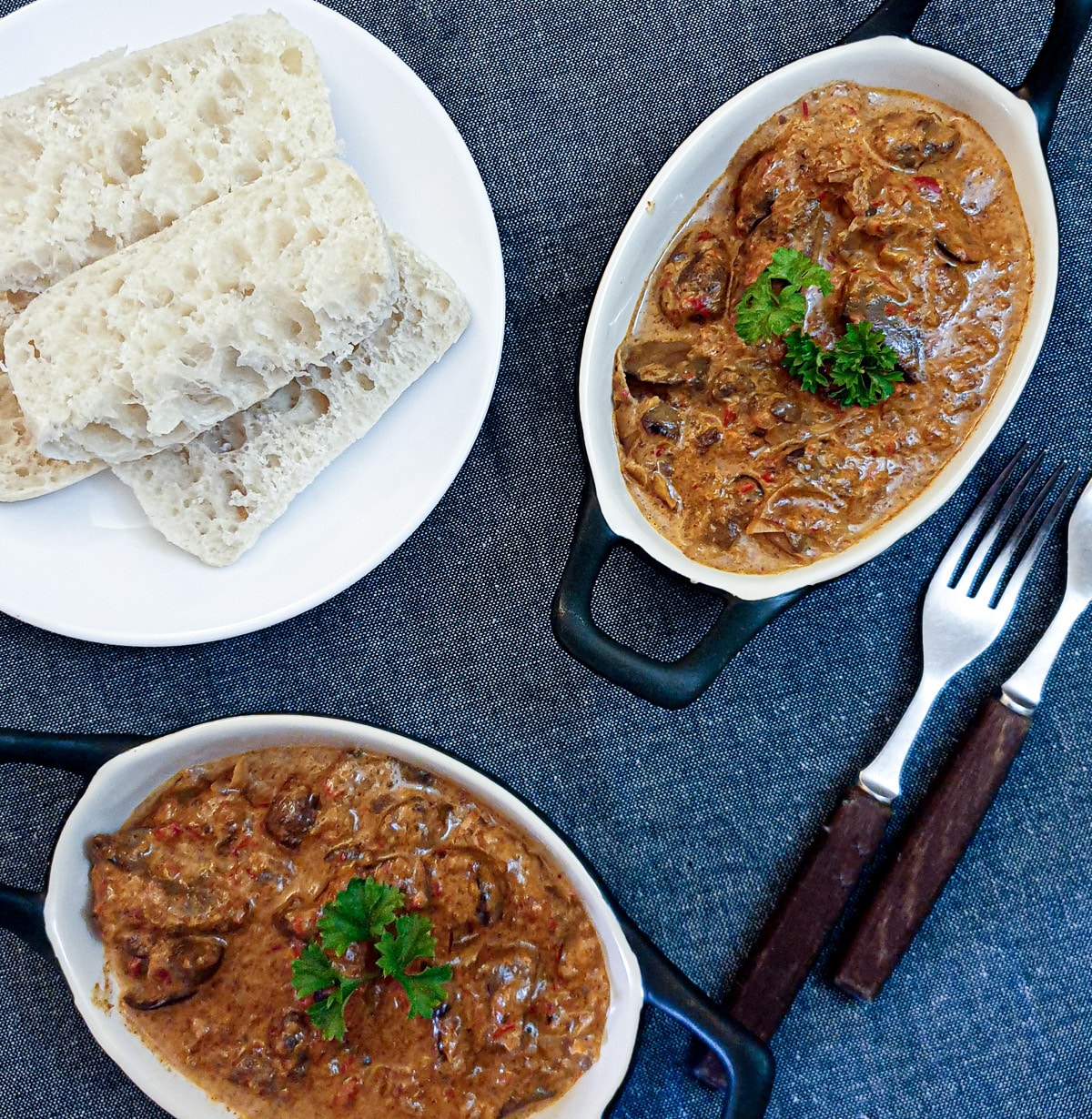 Chicken livers in a creamy red pepper sauce - Foodle Club