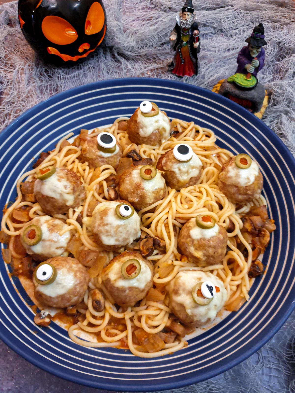 Halloween worms and eyeballs (meatballs and spaghetti) - Foodle Club