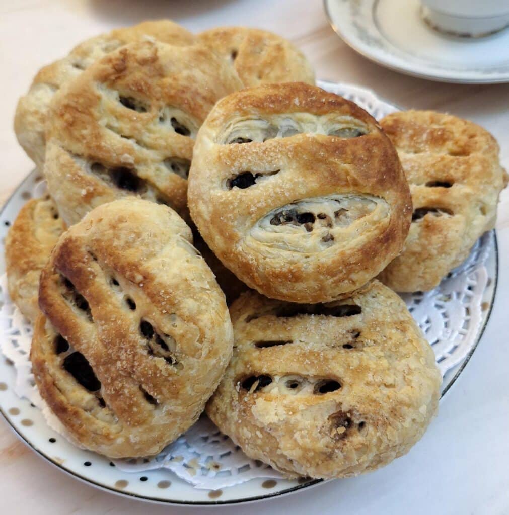 Traditional Eccles cakes recipe - Foodle Club